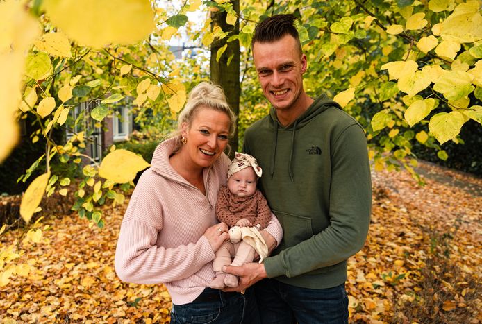 Corine en Martijn leerden hoe ze hun premature baby Guusje thuis zélf ...