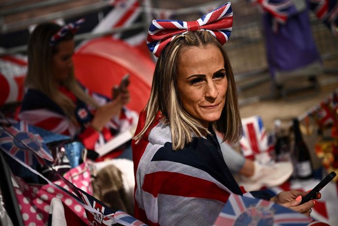 Britse royalty-fans pakken uit met kostuums en hopen glimp van ...