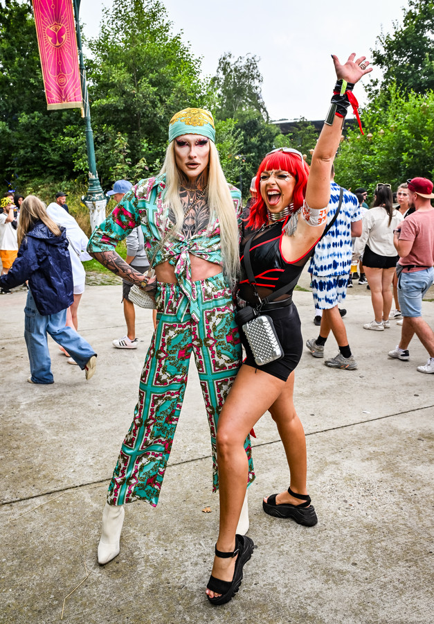 IN BEELD. Met pluimen, een borstplaat of buitenaards mooi: Tomorrowland ...