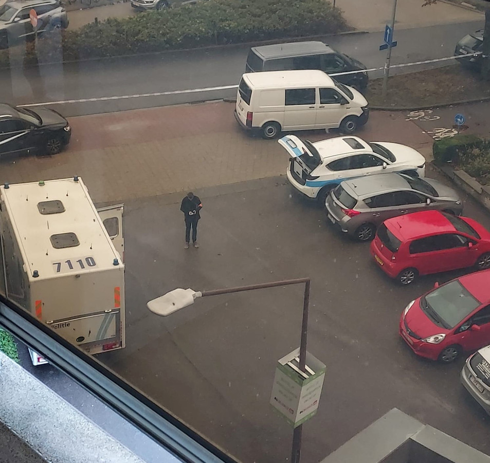 57-jarige vrouw dood aangetroffen op parking appartementsgebouw: “Het gaat om een verdacht ...