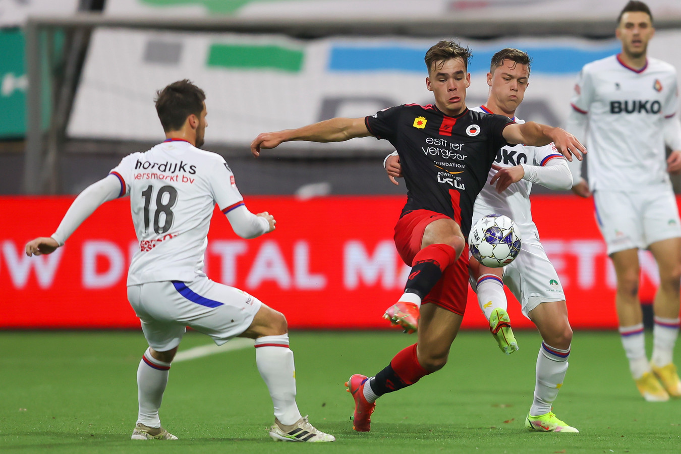 En weer gaat de bal met Excelsior-revelatie Dallinga mee naar huis: ‘Ik ...