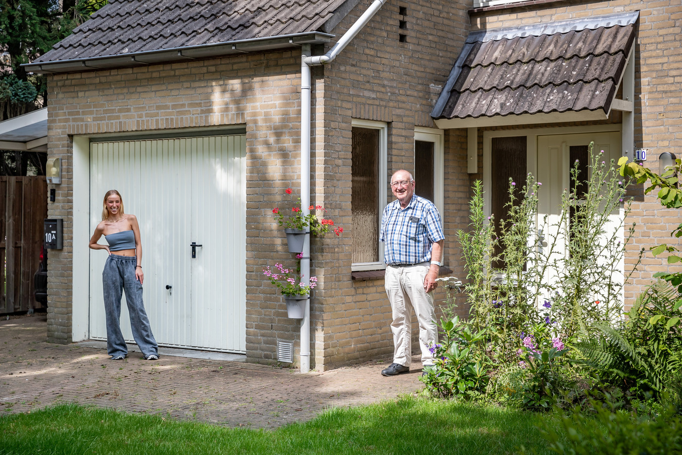 Leo (76) en Lois (21) delen de woning van Leo: ‘Het voelt een beetje als opa en kleindochter ...