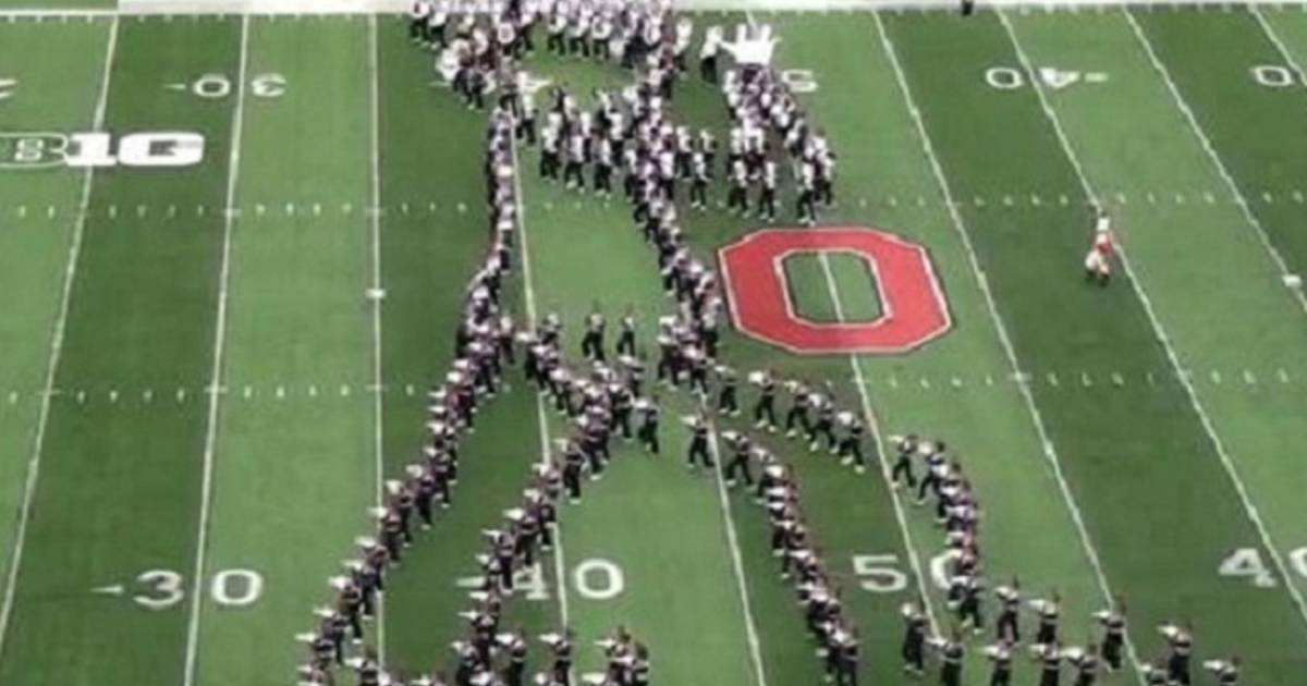 Fanfare brengt geweldige moonwalk tijdens American football-match ...