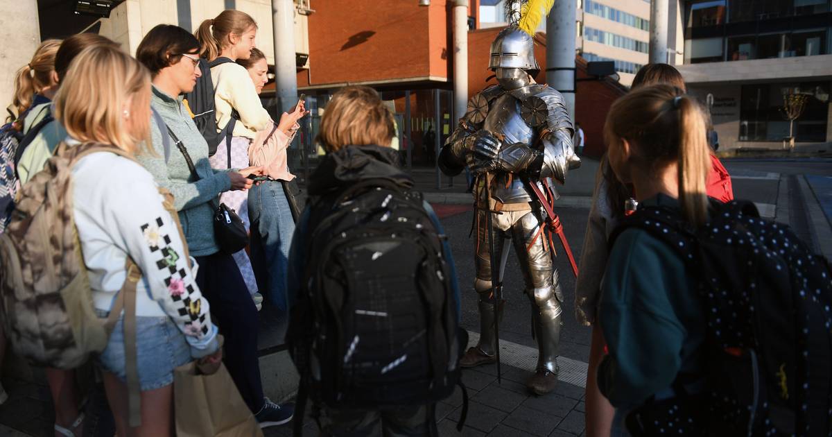 IN BEELD. Ridder in vol ornaat begeleidt schildknaapjes naar school ...
