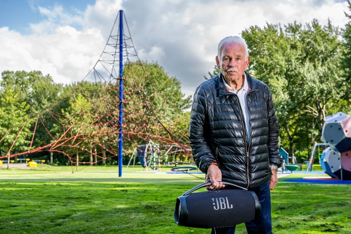 Dj John (79) mag geen muziek meer draaien na klachten over ‘klereherrie ...