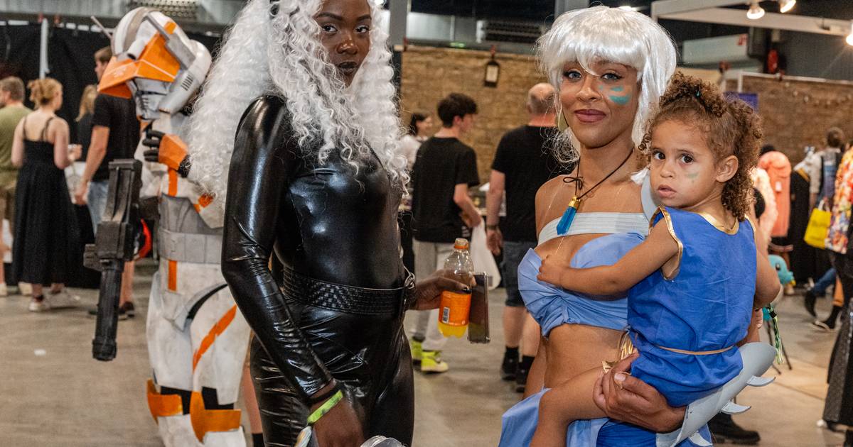 Zuchten en zweten in kleurrijke kostuums: duizenden bezoekers trotseren ...