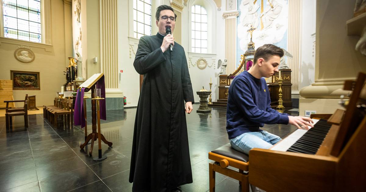 Zingende pastoor Wim (41) brengt eerste muziekalbum uit voor Pasen ...