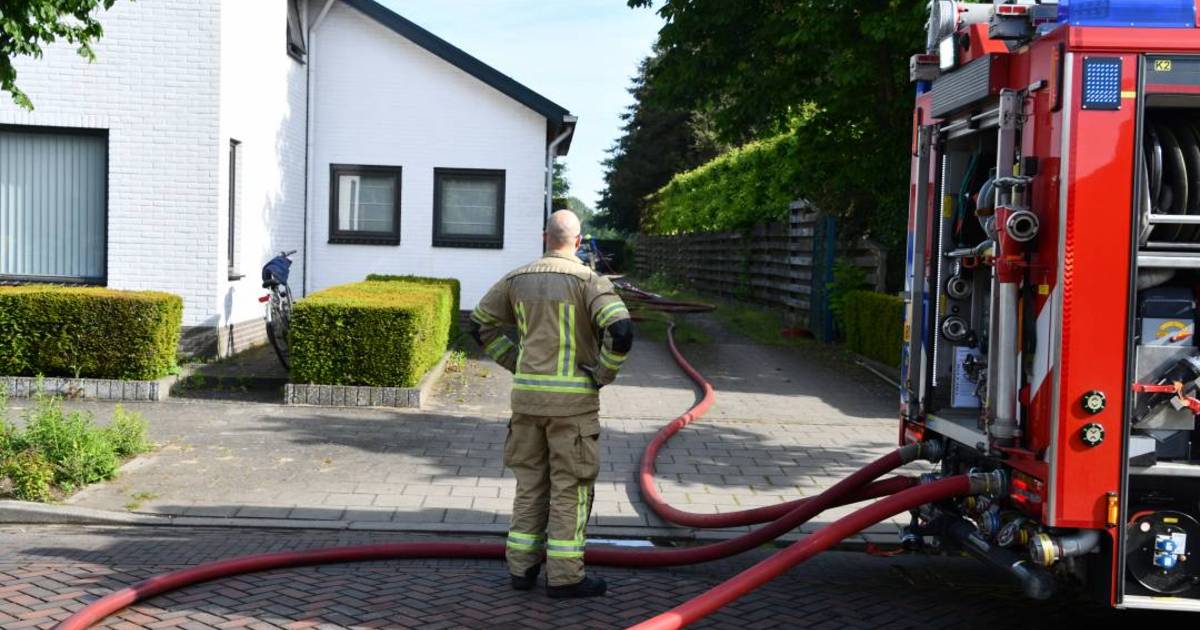 Uitslaande brand verwoest schuur en drie auto's in Clinge | 112 nieuws Hulst | pzc.nl