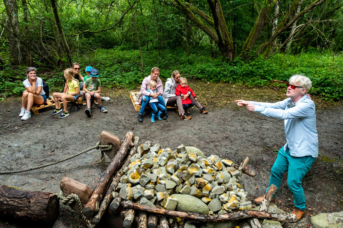 Tientallen kinderen genieten van Trollenvertellingen in De Schorre ...