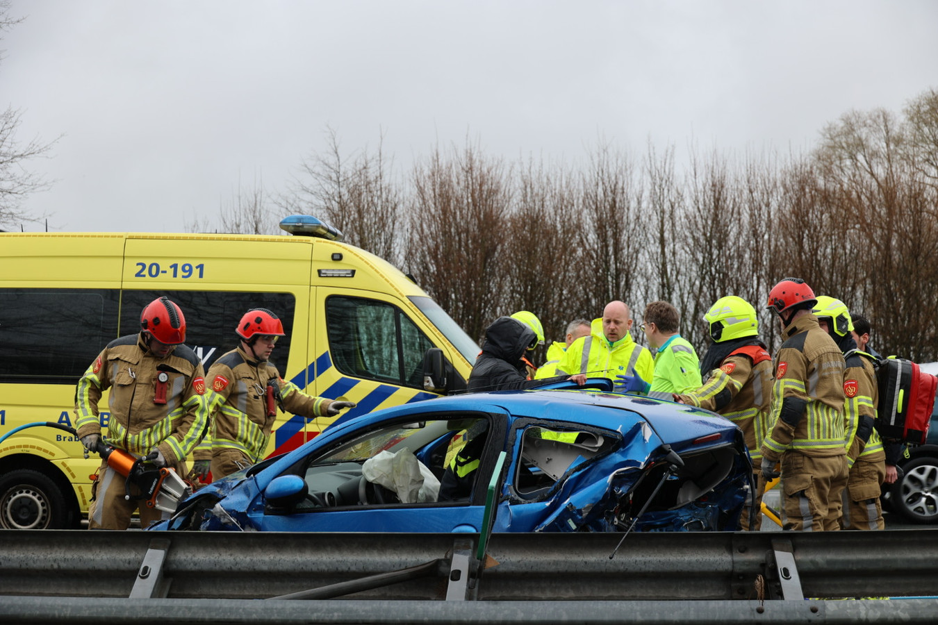 Persoon bekneld en twee kinderen lichtgewond bij ongeval met drie auto ...