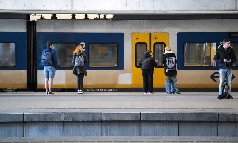 Opnieuw minder treinen door personeelstekort NS | Het Parool