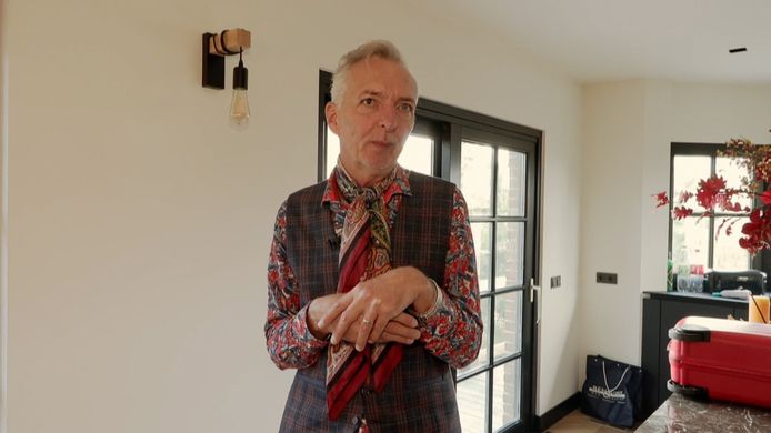 Martien Meiland schroeit per ongeluk zijn wimpers en wenkbrauwen weg ...