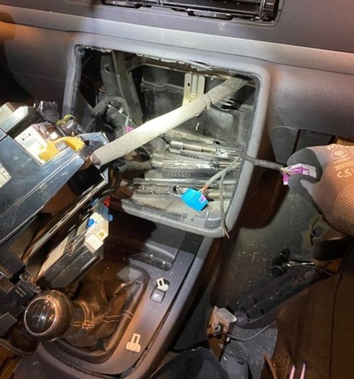 Zweedse douane betrapt Belgisch echtpaar met 15 wapens: ‘Vier pistolen ...