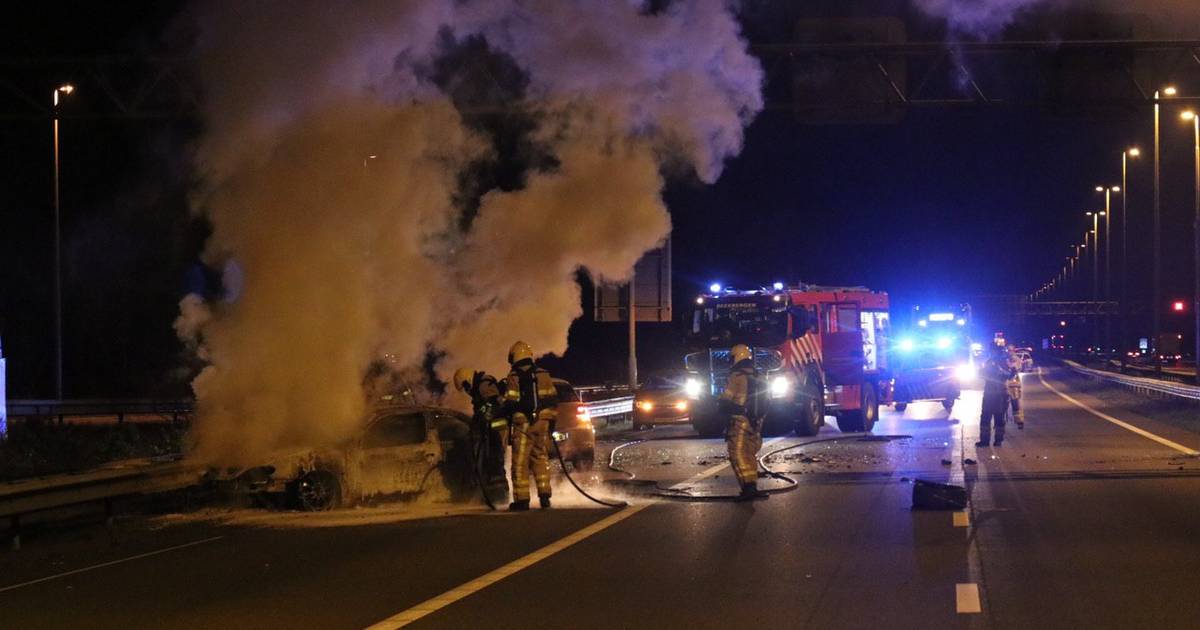 Auto vliegt in brand bij botsing op A50 bij Beekbergen | Apeldoorn | destentor.nl