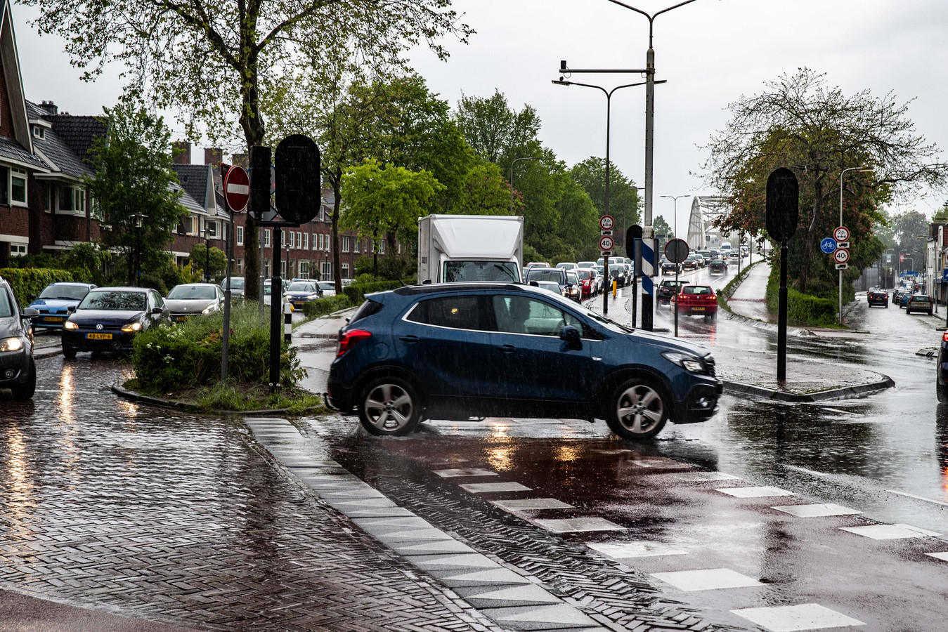 Nieuwe automaat onderaan Deventer Wilhelminabrug zorgt voor veel ...