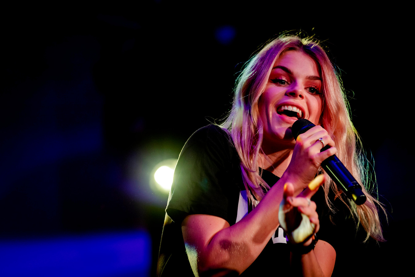 Davina Michelle na elf weken nummer 1-positie Top 40 kwijt | Foto ...