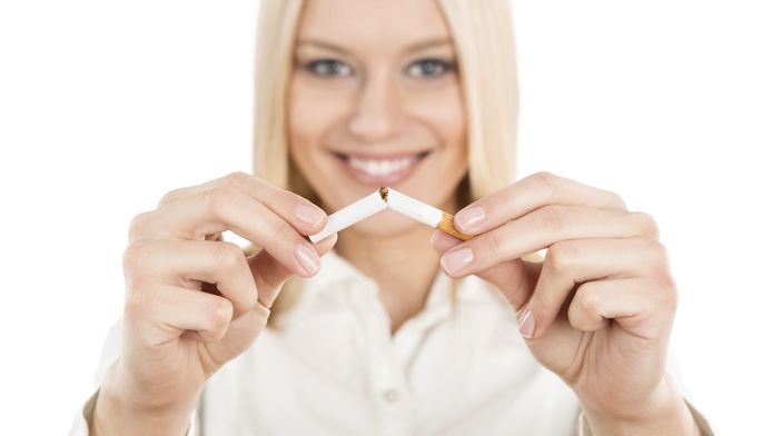 Waarom vrouwen stoppen met roken: angst voor rimpels | Fit & Gezond ...