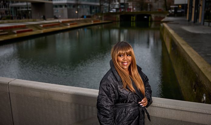 Zangeres Berget Lewis werkte bij bank om huur te kunnen betalen: ‘Daar ...