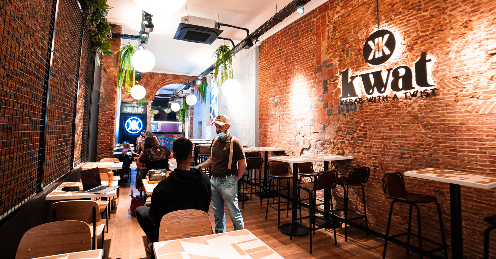 Ga eens voor een roze vegankebab met spinazie: nieuwe horecazaak in ...