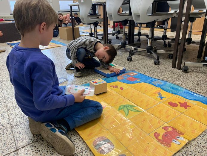 Kinderen leren robot programmeren tijdens STE(A)M-vakantiekampje ...