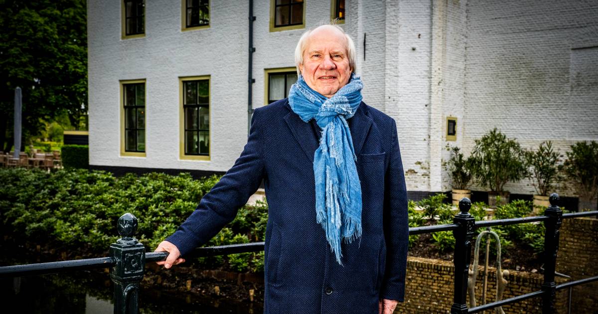 Schrijver Jan Brokken (74) krijgt onderscheiding en barst van de ...