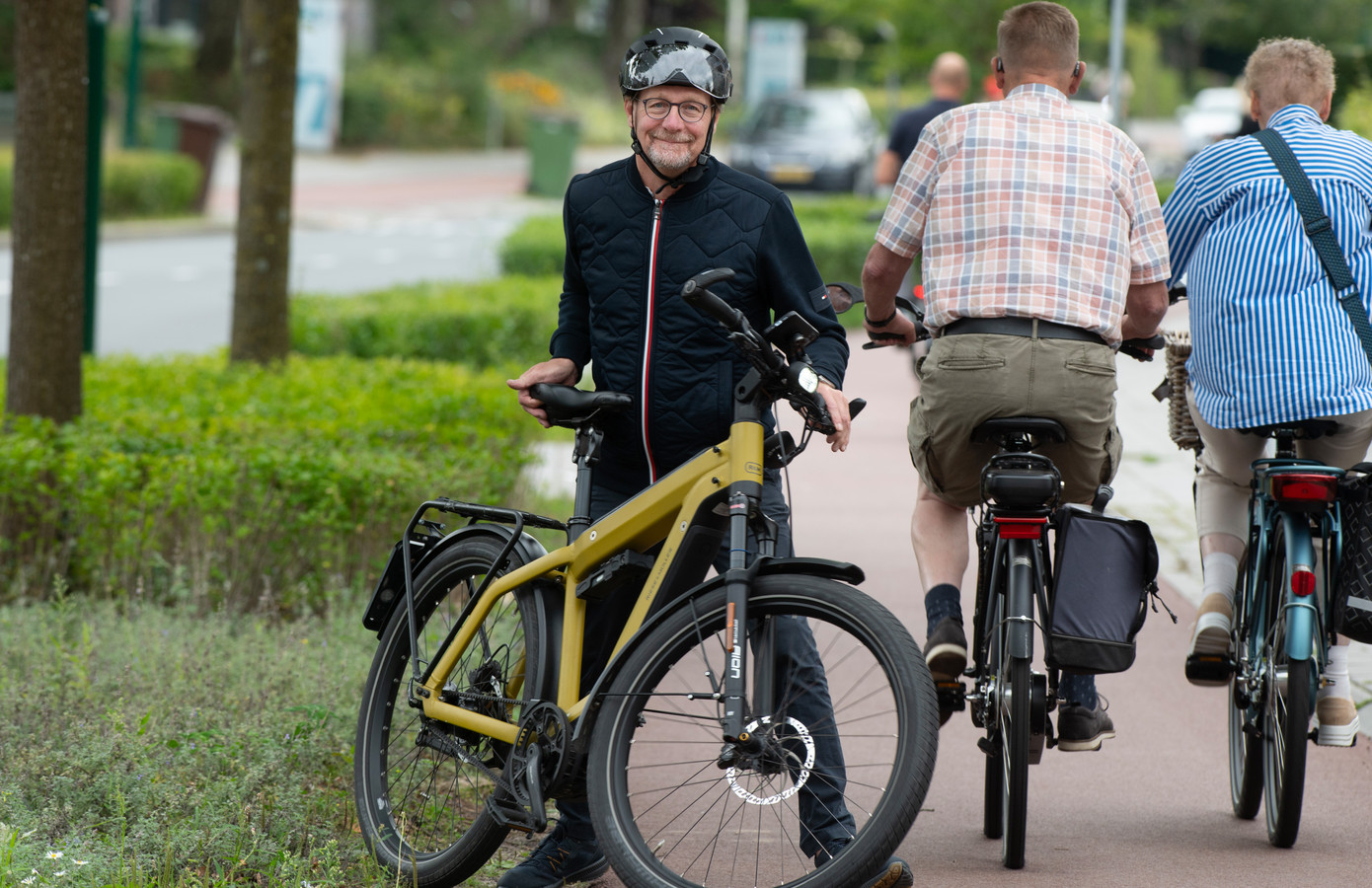 John is blij dat hij nu eindelijk met zijn speedpedelec het fietspad op ... John is blij dat hij nu eindelijk met zijn speedpedelec het fietspad op ...
