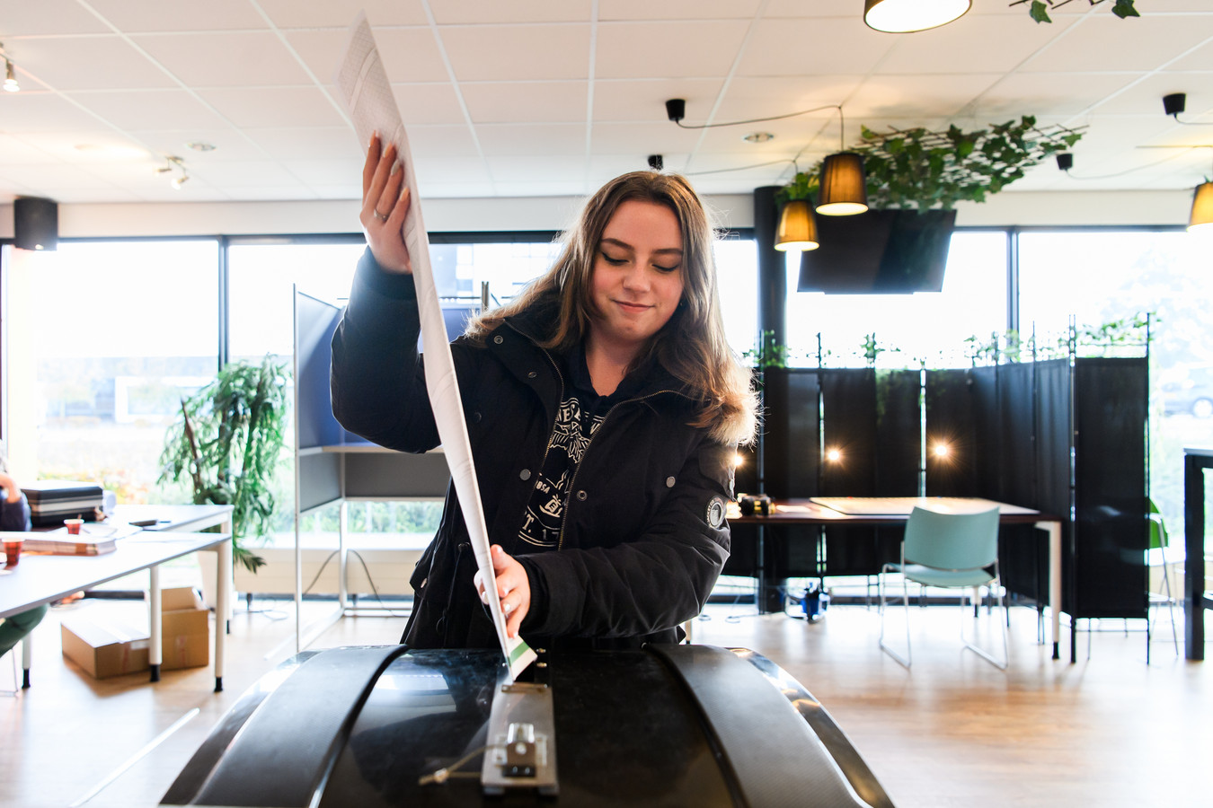 Volle stembureaus op drukke verkiezingsdag van Raamsdonksveer tot ...