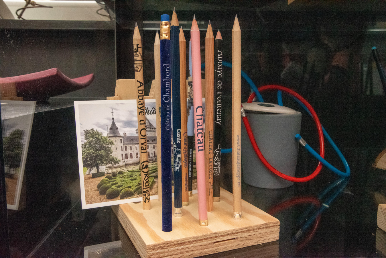 Chris stelt verzameling potloden tentoon in Poëzieapotheek: “Meer dan ...