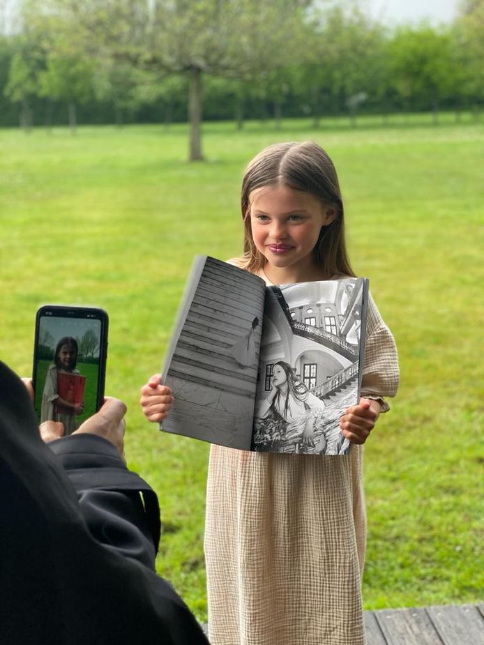 Joeke (8) als een van de jongste modellen ooit in modetijdschrift Vogue ...