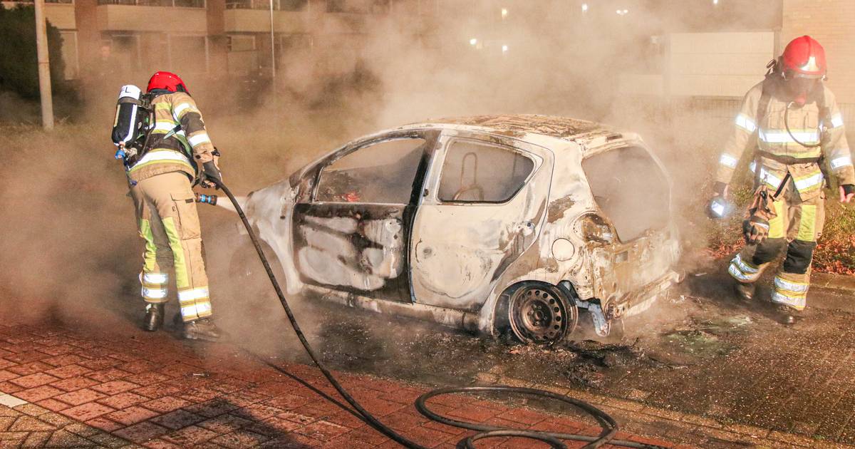 Brandweerman ziet eigen auto afbranden nadat hij melding krijgt | Auto ...