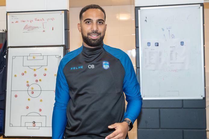 De voetbalwereld ligt aan de voeten van piepjonge trainer Oussama (26): ‘Hij behoort al tot de ...
