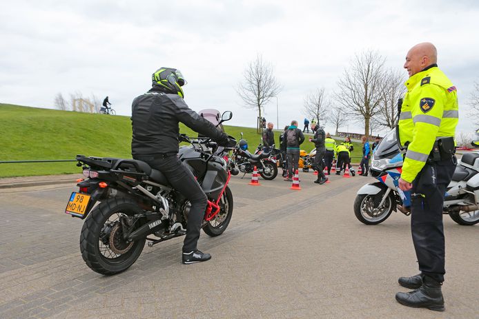 Politie controleert op ‘takkeherrie’ bij de motormuizen op de Lekdijk ...