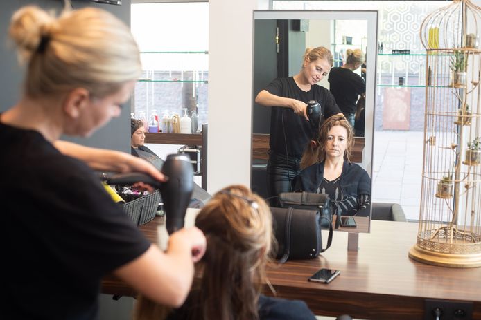 Aantal Limburgse kappers stijgt: “Als kapper fungeer je eigenlijk ook ...