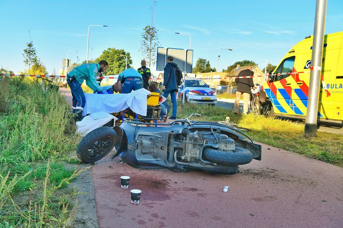 Fietser en scooterrijder zwaargewond geraakt bij botsing op fietspad in ...