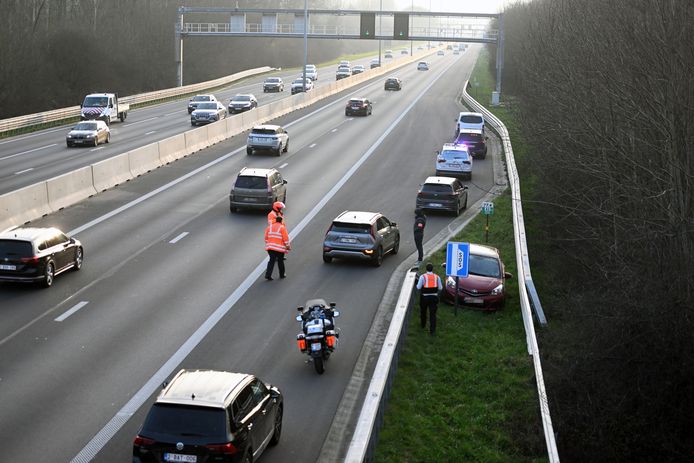 Verdachte vlucht van politie in tegengestelde richting op snelweg E314 ...