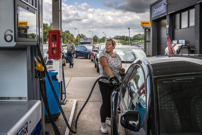 Benzine wordt fors duurder in Nederland, verschil met tanken net over ...