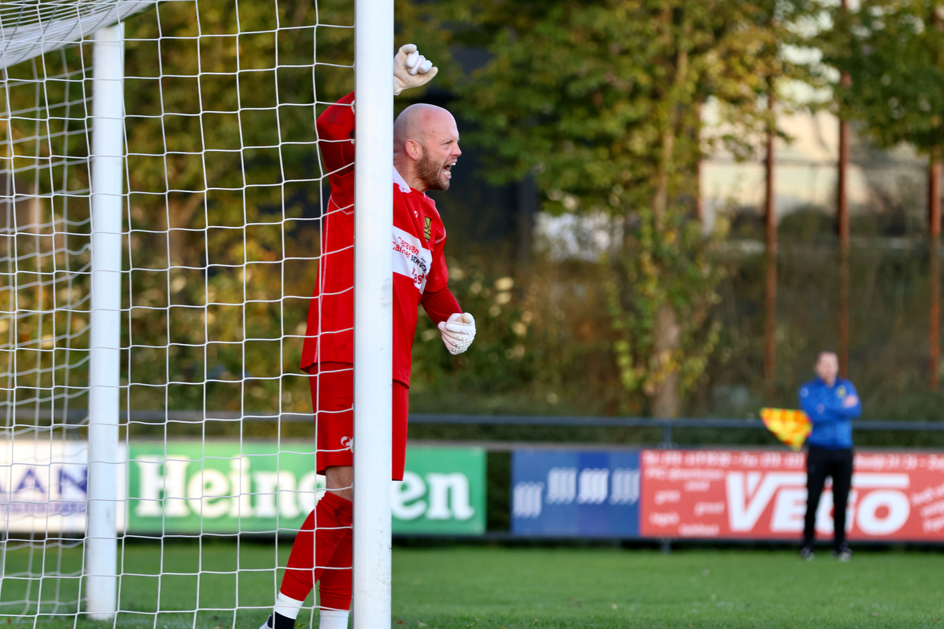Vuren verspeelt 6-0 (!) voorsprong tegen tien man, 52-jarige keeper bij ...