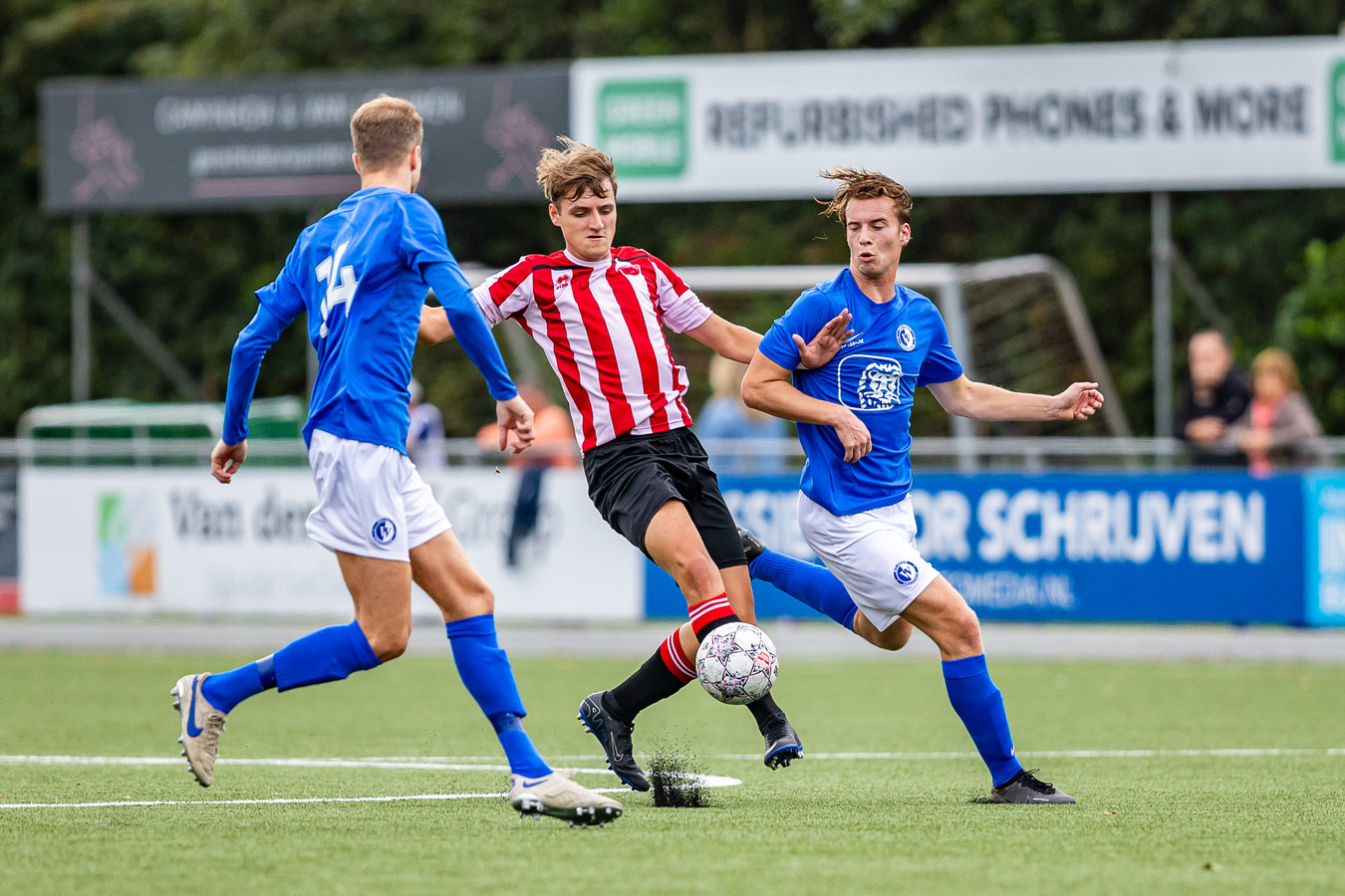Elf gele kaarten in één duel, hoop doelpunten en dit gebeurde er nog ...