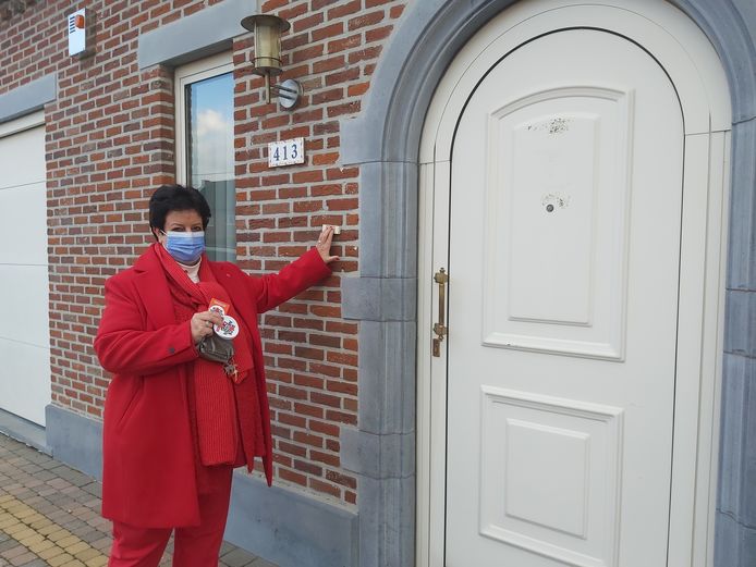 Jongerencoach Nancy houdt pin- en stickerverkoop voor Rode Neuzen Dag ...