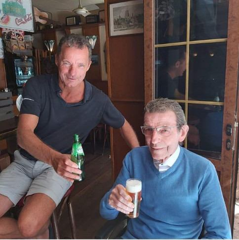 Vader van zanger John de Bever op 85-jarige leeftijd overleden: ‘Ik ...