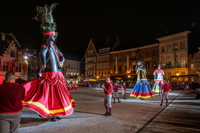 IN BEELD. Reuzenommegang Katuit bekoort met kermisnostalgie en ...