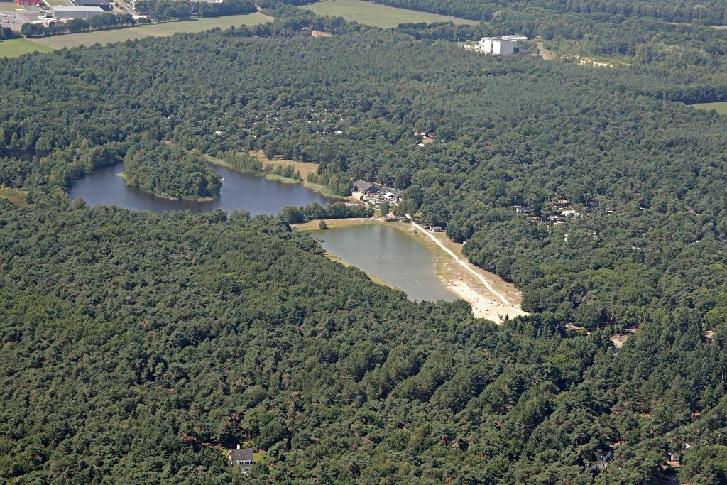 Na ’t gevecht met de tentstokken eindelijk vakantie en vanaf camping ...