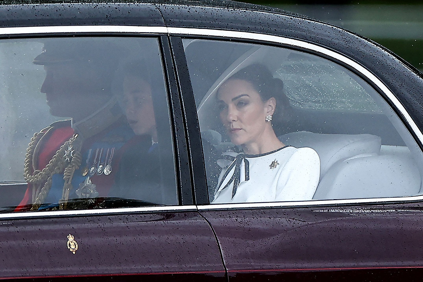 Britse royals sluiten Trooping the Colour af: Kate en Charles naast ...