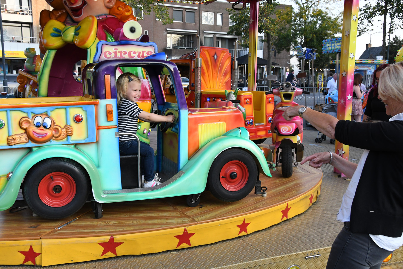 Kermis Berlicum in coronastyle, de glans is er wel van af zonder gezellig dorpsfeest | Foto | bd.nl