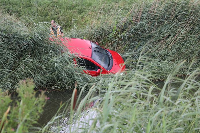 Auto belandt met de neus in het water langs A28 bij Nijkerk | Nijkerk ...