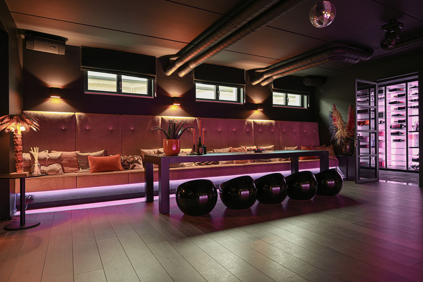 BINNENKIJKEN. Cinemazaal, uitgebreide wellness en zelfs een discotheek ...