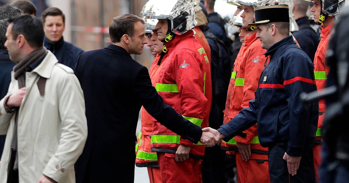 Crisisvergadering na rellen in Parijs: Macron wil ontmoeting met ...