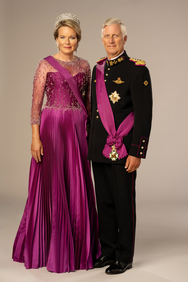 Filip en Mathilde poseren voor nieuwe glamourfoto’s ter ere van ...