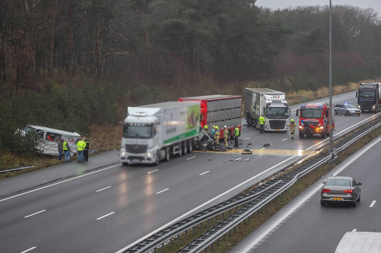 Dode door ernstig ongeluk op A50, personenauto klem tussen twee vrachtwagens | Foto | bndestem.nl