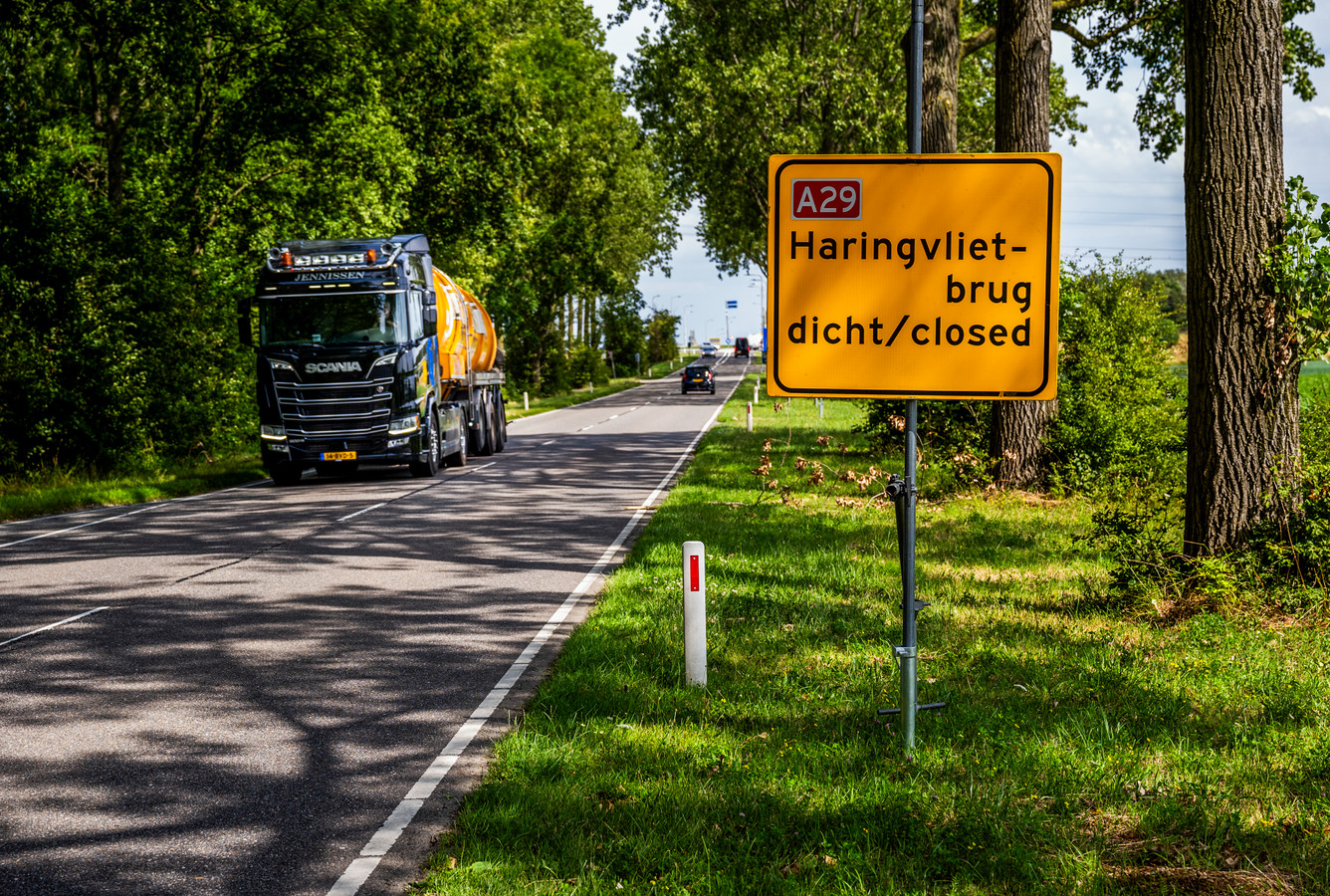 Overlast vrachtwagens door afsluiting Haringvlietbrug? ‘Geef ze een A4 ...